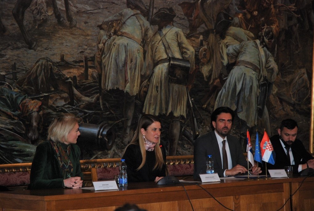 Klasteri sa obe strane granice